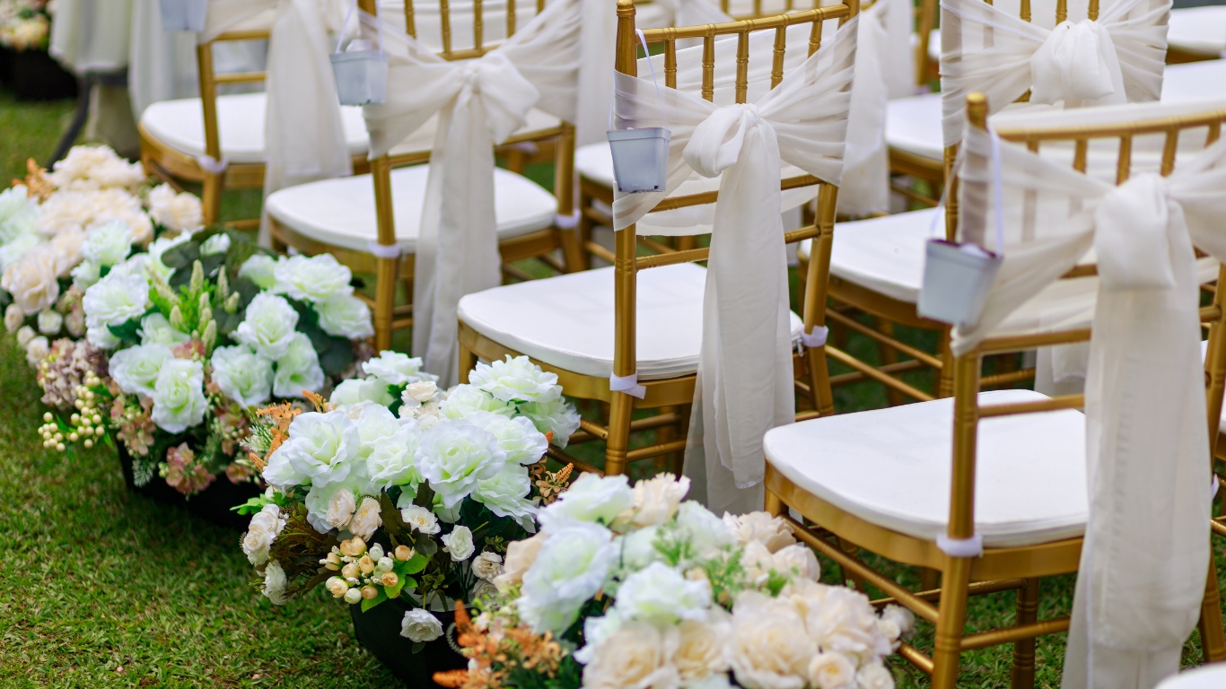 Enhance Your Event with Stylish Cocktail Tables and Chairs
